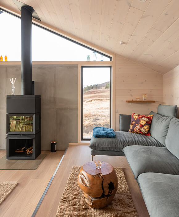 Heat-retaining wood-burning stove in an architect designed cabin | Jotul