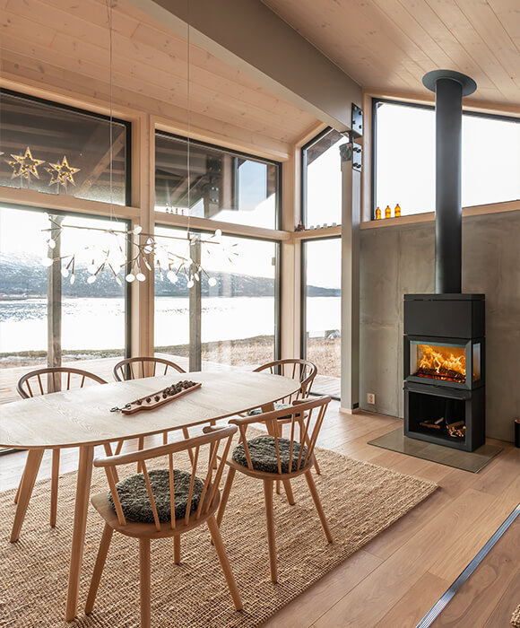 Heat-retaining wood-burning stove in an architect designed cabin | Jotul